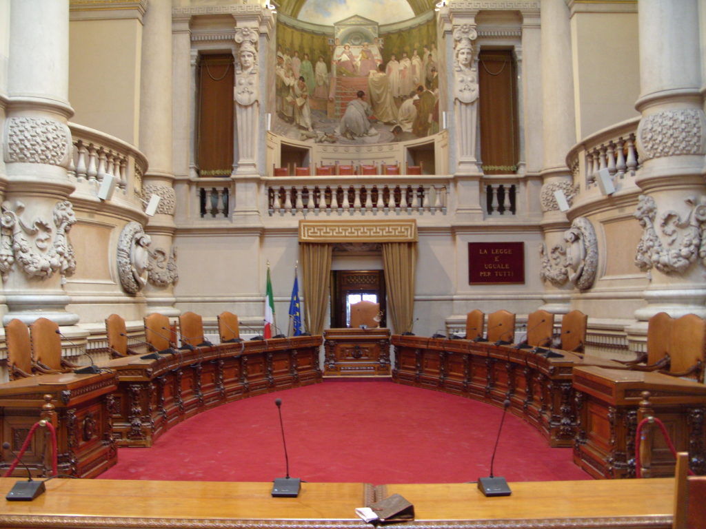 und ist doch ein Gerichtssaal. - Recht kompliziert